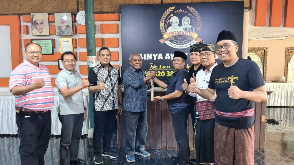 Bupati Jayapura Mathius Awoitauw Dianugerahi Kris Pusaka dari Suku ...