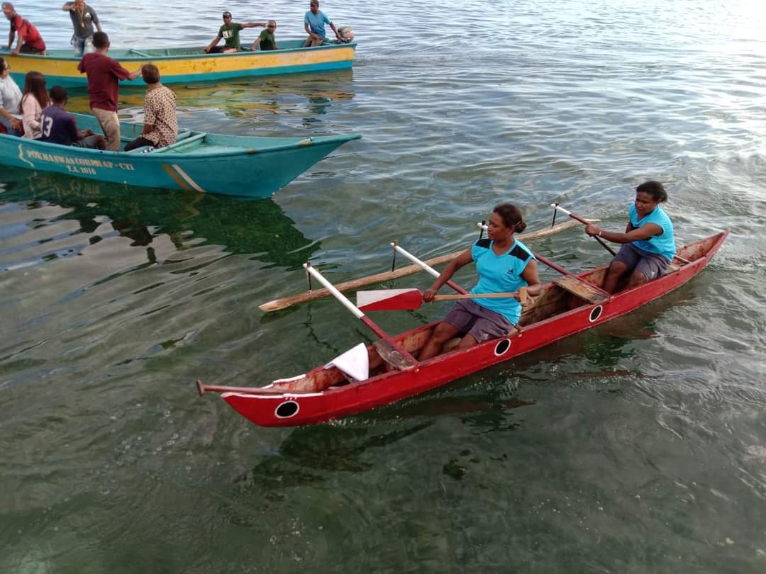 Seru, Lomba Dayung Perahu Tradisional Warnai Festival Biak Munara ...